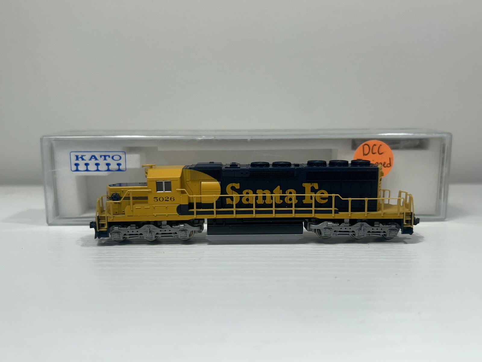 Yahoo!オークション - N Scale Kato DCC Equipped Santa Fe Snoot SD40...