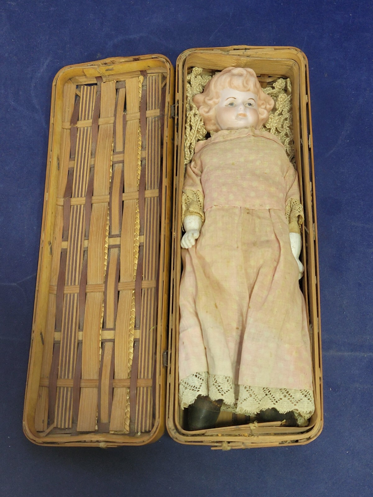 日本代購代標第一品牌【樂淘letao】－Old Vintage Porcelain Doll, Little Girl In Dress, In Old Wicker Box 海外 即決