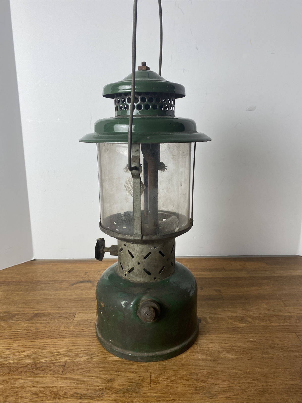 代購代標第一品牌－樂淘letao－VINTAGE GREEN COLEMAN "1945" GASOLINE LANTERN W/ YELLOW DECAL 海外 即決