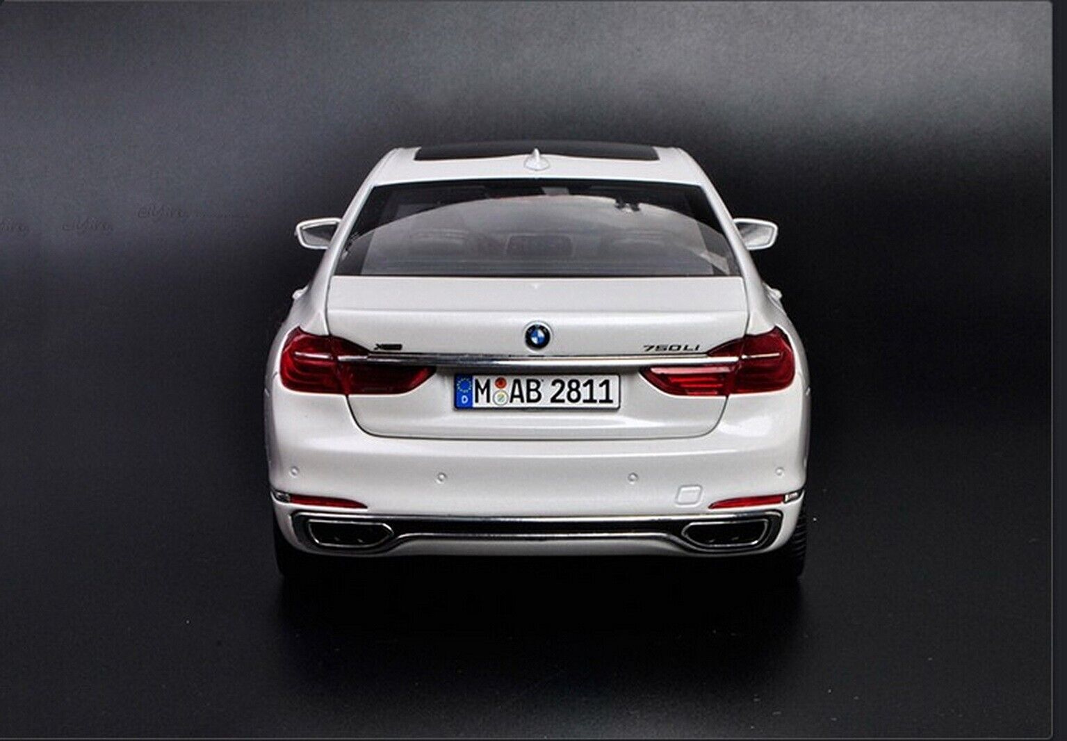 1/18 Scale BMW 7 Series 750 Li 2017 White Diecast Car Model 1/18 Scale BMW 7 Series 750 Li 2017 White Diecast Car Model
