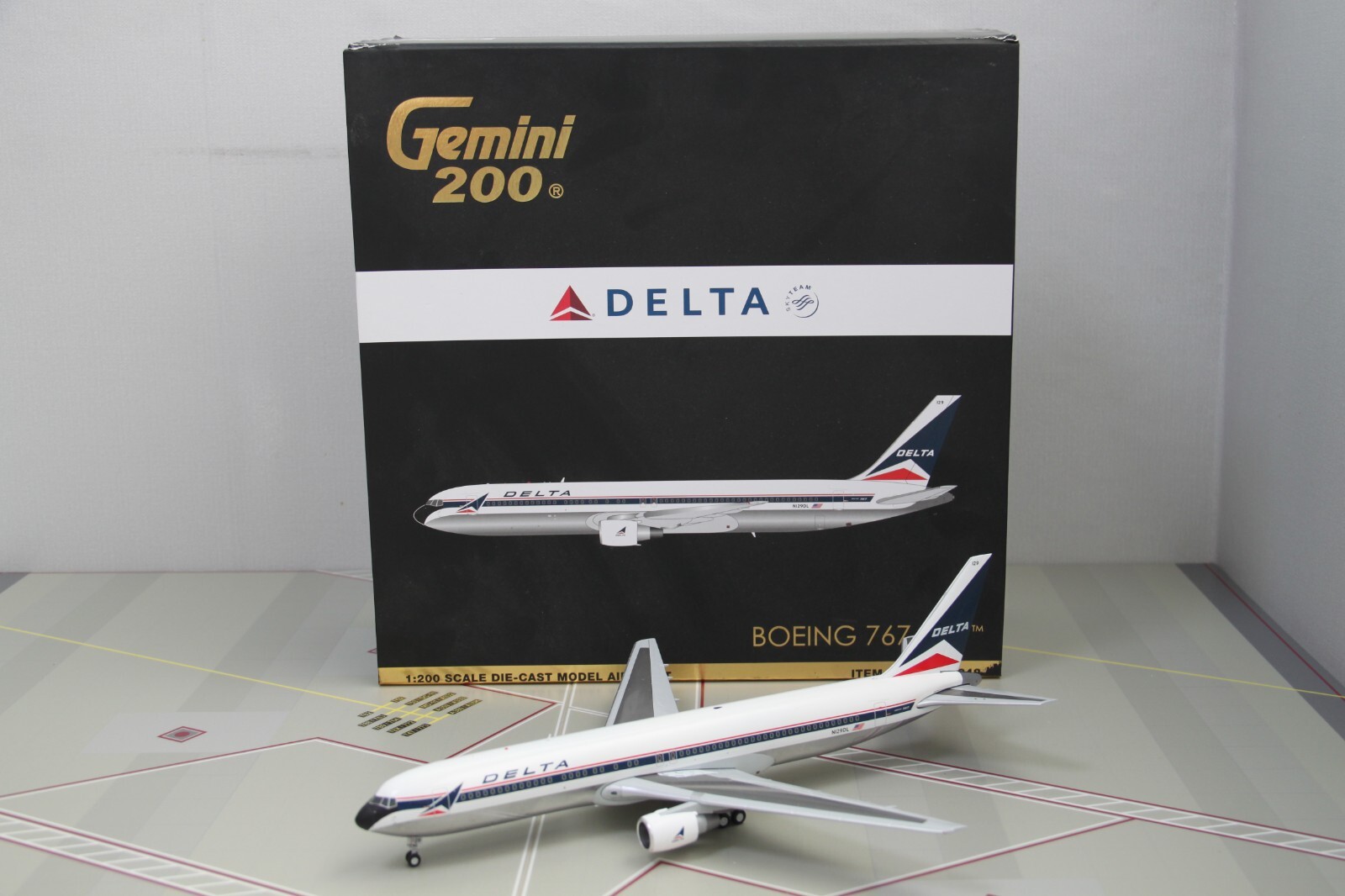Gemini200 1:200 Delta Airlines Boeing 767-300 N129DL Gemini200 1:200 Delta Airlines Boeing 767-300 N129DL