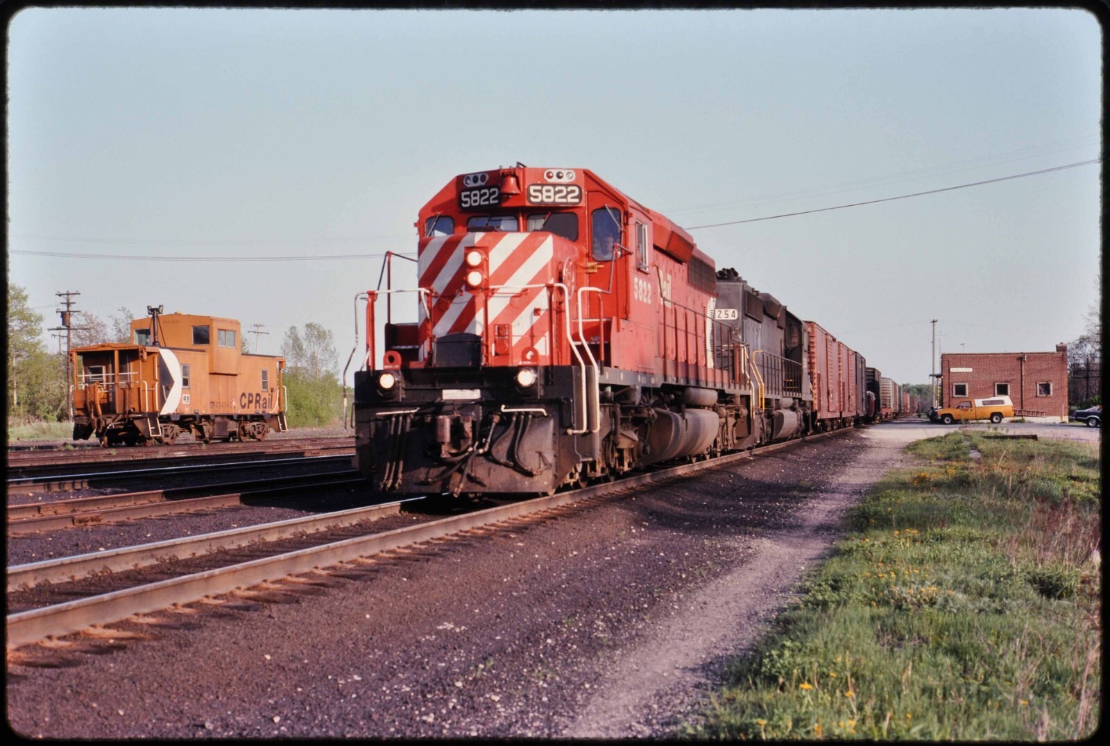 276, Canadian Pacific CP SD40-2 #5822 & GATX SD40-2 #3254 at MacTier, ONのeBay公認海外通販｜セカイモン