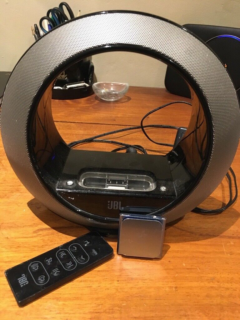 iPod shuffle & charging/speaker system | in Lewes, East Sussex | Gumtree iPod shuffle & charging/speaker system | in Lewes, East Sussex | Gumtree