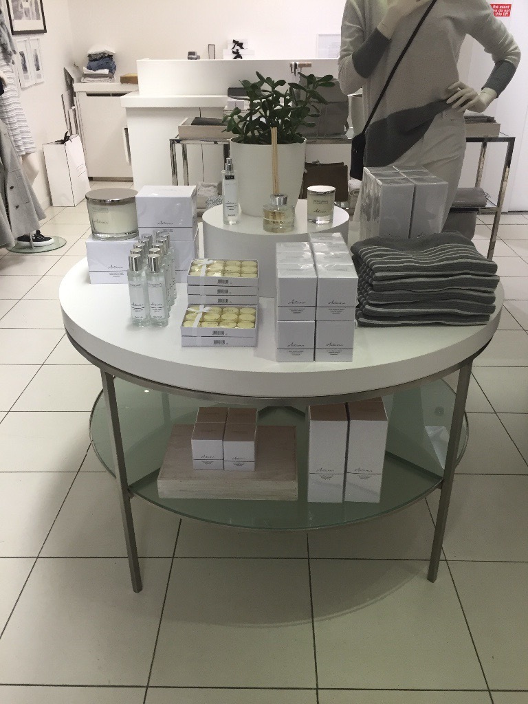 Round table for retail display Free | in Guildford, Surrey | Gumtree