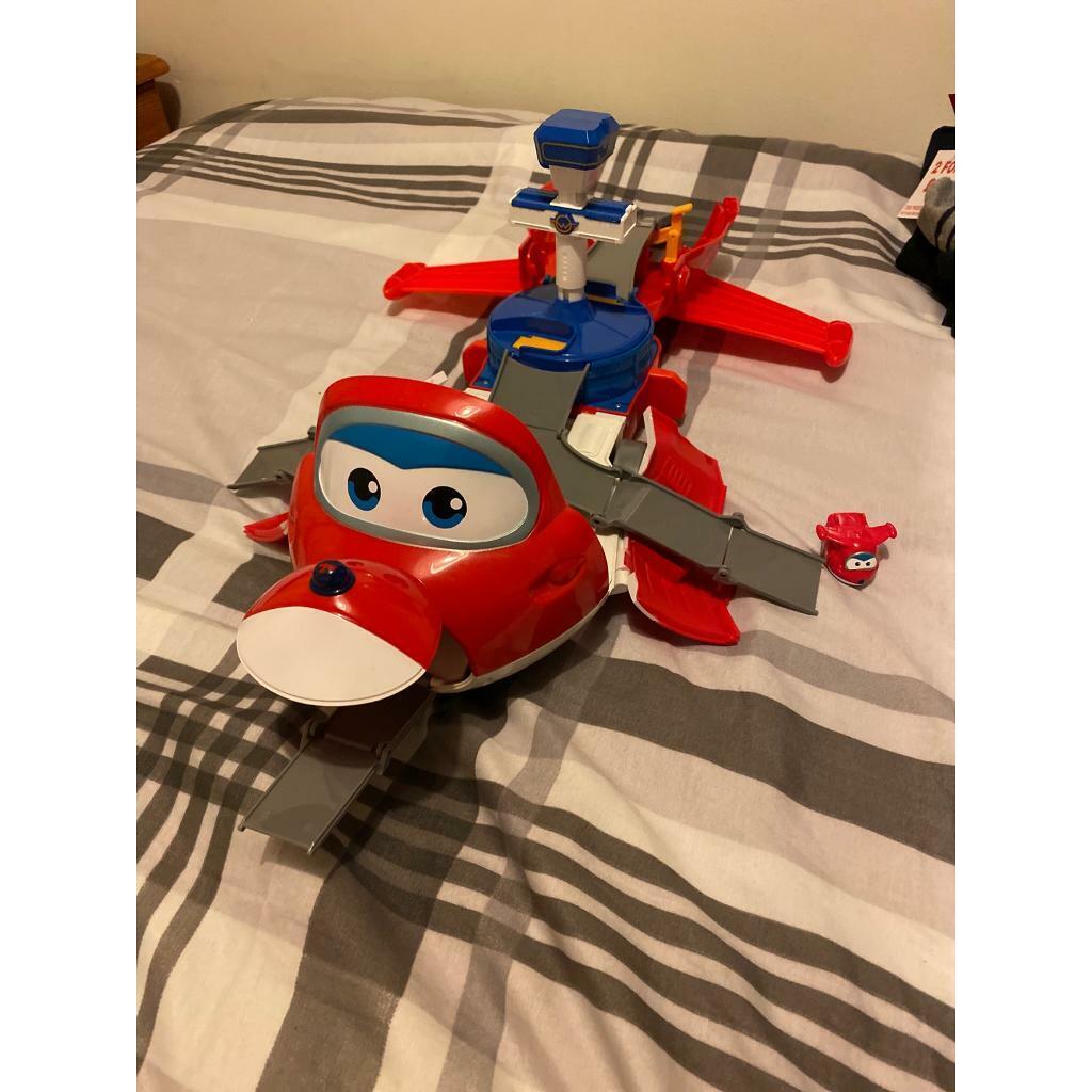 Super Wings - Jett's Takeoff Tower 2-in-1 Toy Playset | Includes Figure ... Super Wings - Jett's Takeoff Tower 2-in-1 Toy Playset | Includes Figure ...