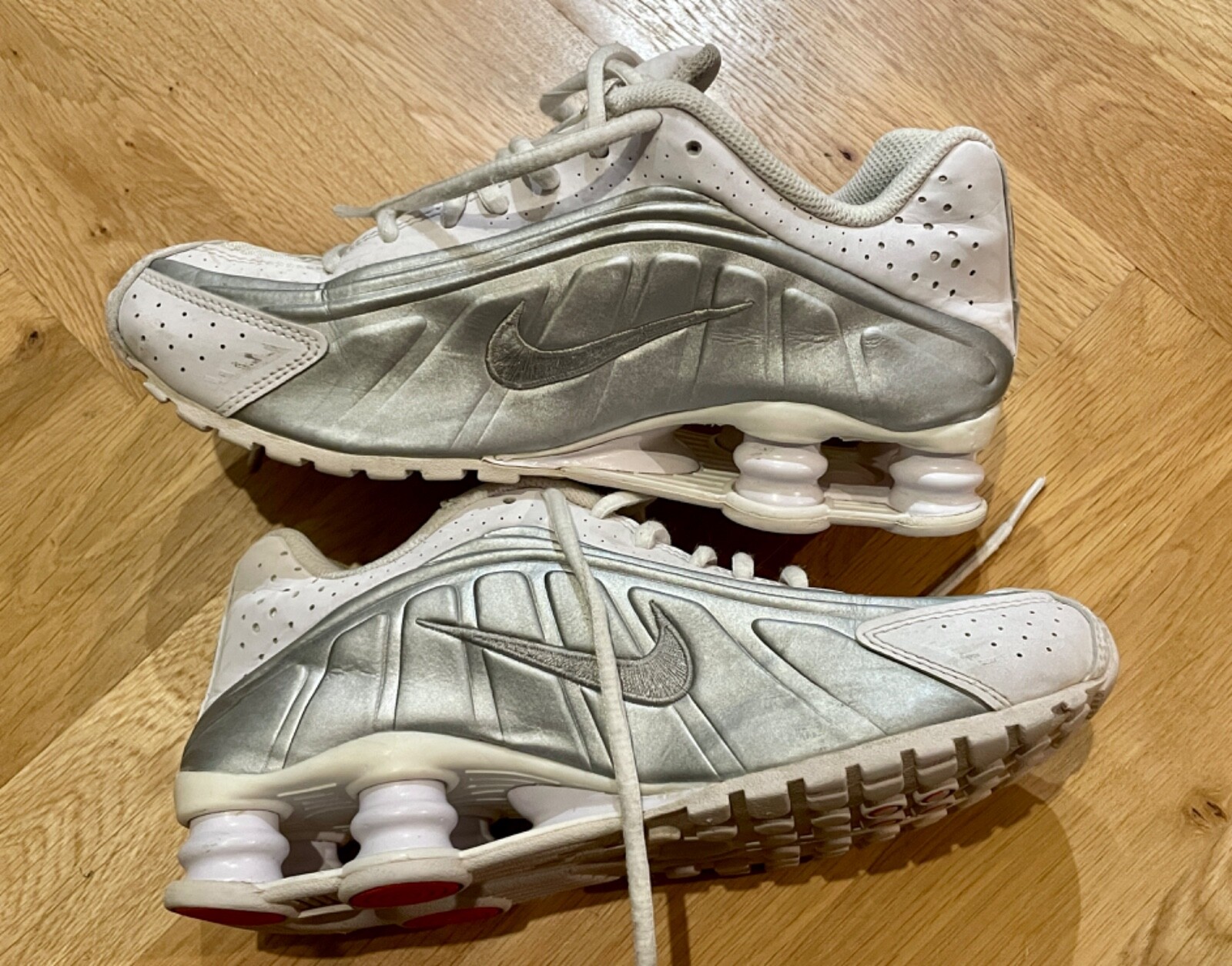 Nike Shox R4 White Metallic Silver Trainers Sneakers shoes Nike Shox R4 White Metallic Silver Trainers Sneakers shoes