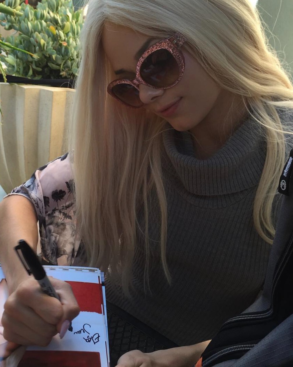Elsa Jean Super Sexy Cute Signed 8x10 Pho