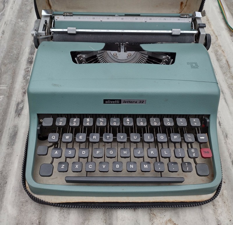 1964 Olivetti Lettera 32 on the Typewriter Database