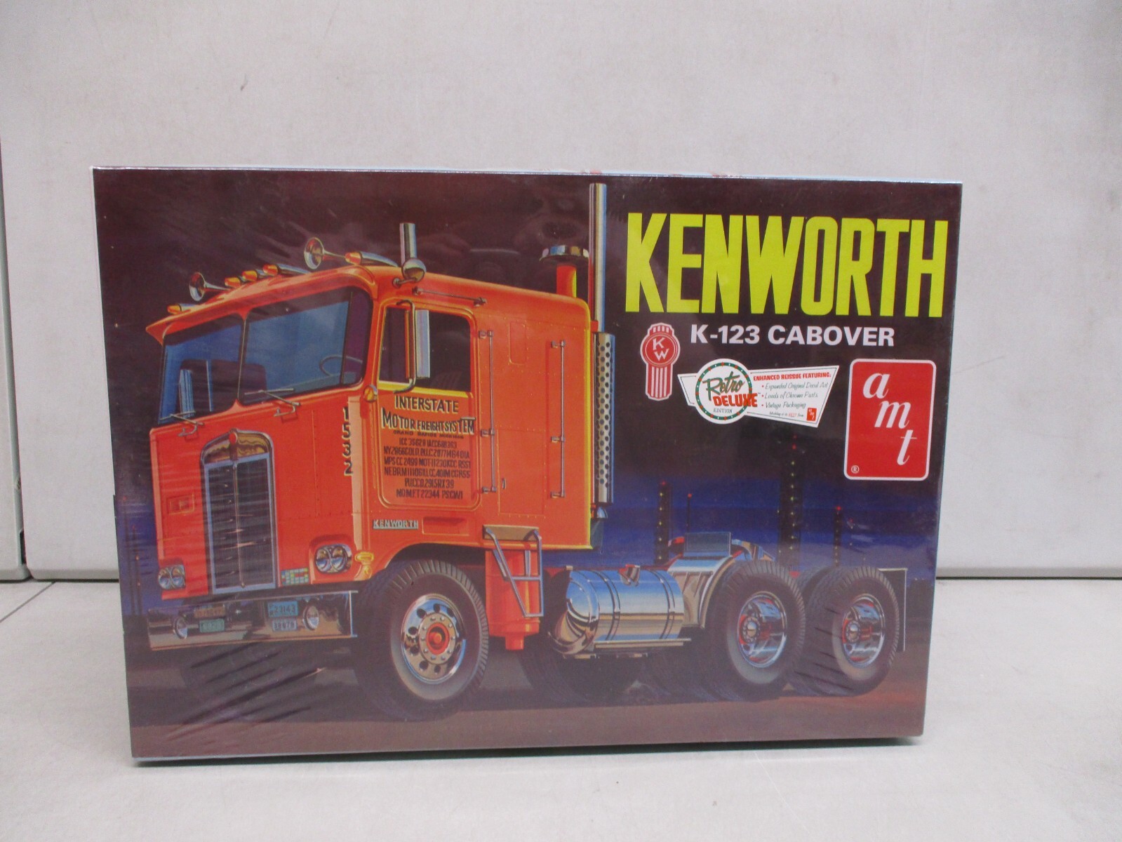 AMT Kenworth K-123 Cabover Tractor 1/25 AMT Kenworth K-123 Cabover Tractor 1/25