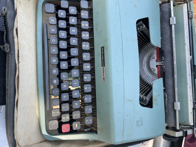 1968 Olivetti Lettera 32 on the Typewriter Database