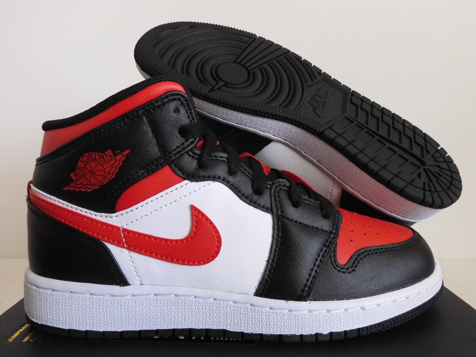 NIKE AIR JORDAN 1 MID (GS) BLACK-FIRE RED-WHITE SZ 4Y-WOMENS NIKE AIR JORDAN 1 MID (GS) BLACK-FIRE RED-WHITE SZ 4Y-WOMENS