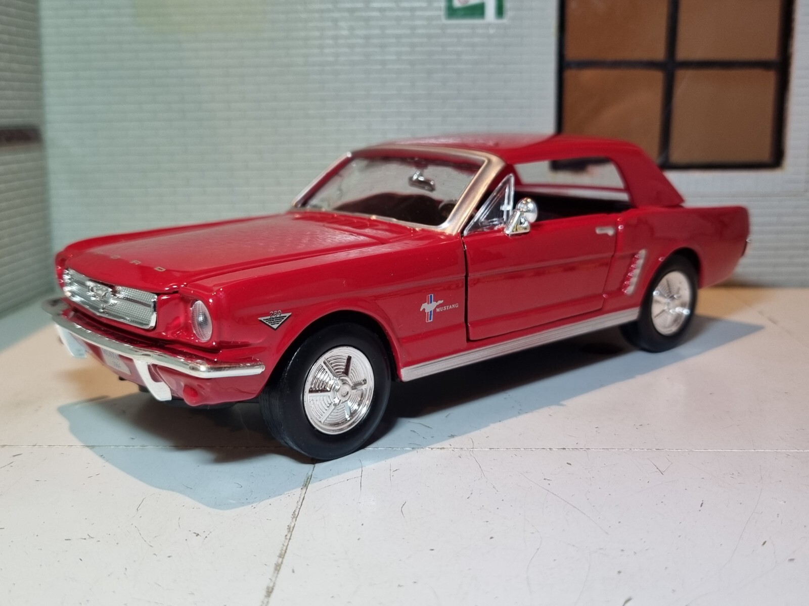 Ford Mustang Coupe Hard Top Convertible 1964 Diecast 1:24 Ford Mustang Coupe Hard Top Convertible 1964 Diecast 1:24