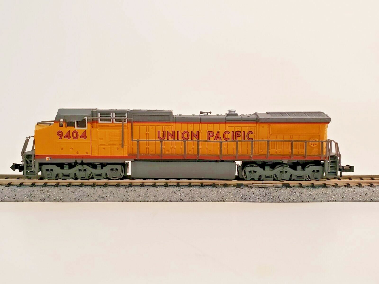 BACHMANN SPECTRUM N SCALE GE DASH 8-40CW DIESEL LOCOMOTIVE BACHMANN SPECTRUM N SCALE GE DASH 8-40CW DIESEL LOCOMOTIVE