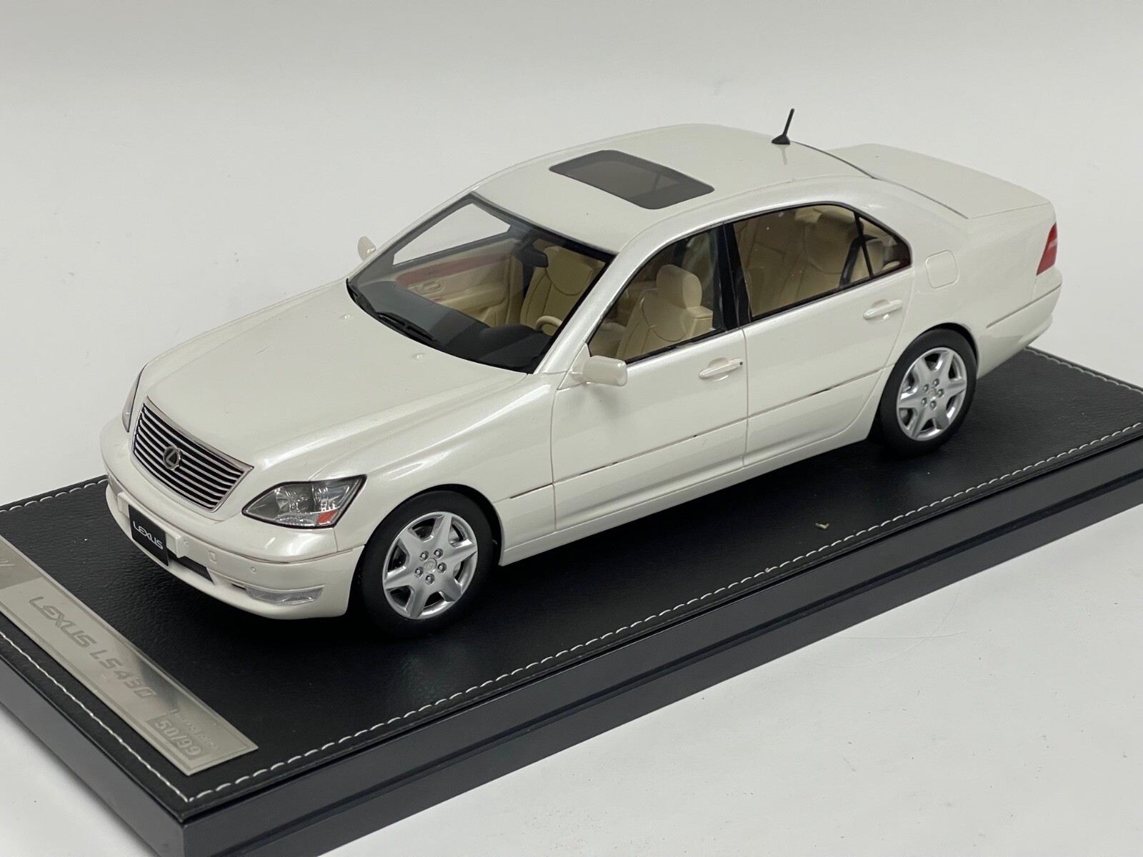 1/18 Ivy Models Lexus LS430 in white on leather base Limited 1/18 Ivy Models Lexus LS430 in white on leather base Limited