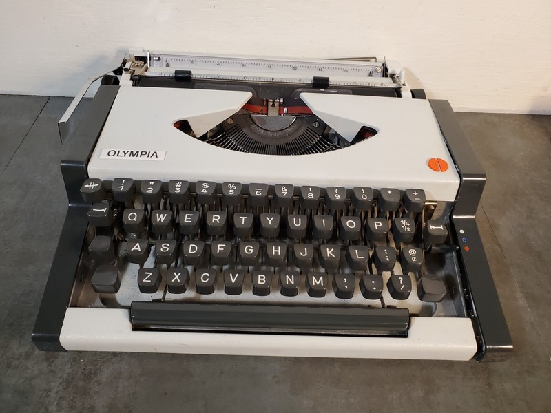 1978 Olympia Traveller de Luxe on the Typewriter Database
