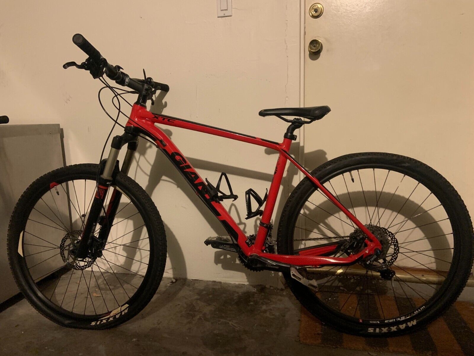 Giant Aluxx SL Fluidform Deore Off-road Bike, Black/Red Giant Aluxx SL Fluidform Deore Off-road Bike, Black/Red