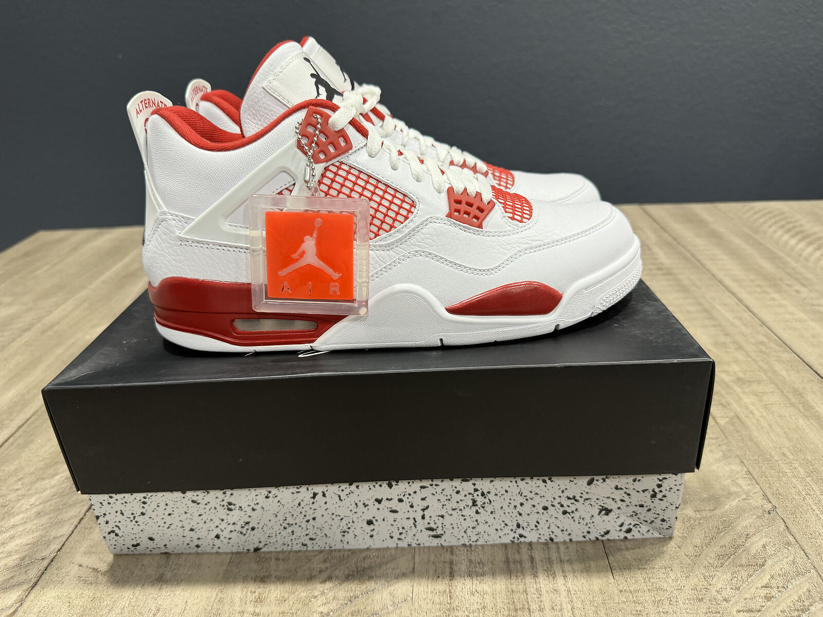 Size 11 - Jordan 4 Retro alternate 89 2016 - White/Red Size 11 - Jordan 4 Retro alternate 89 2016 - White/Red