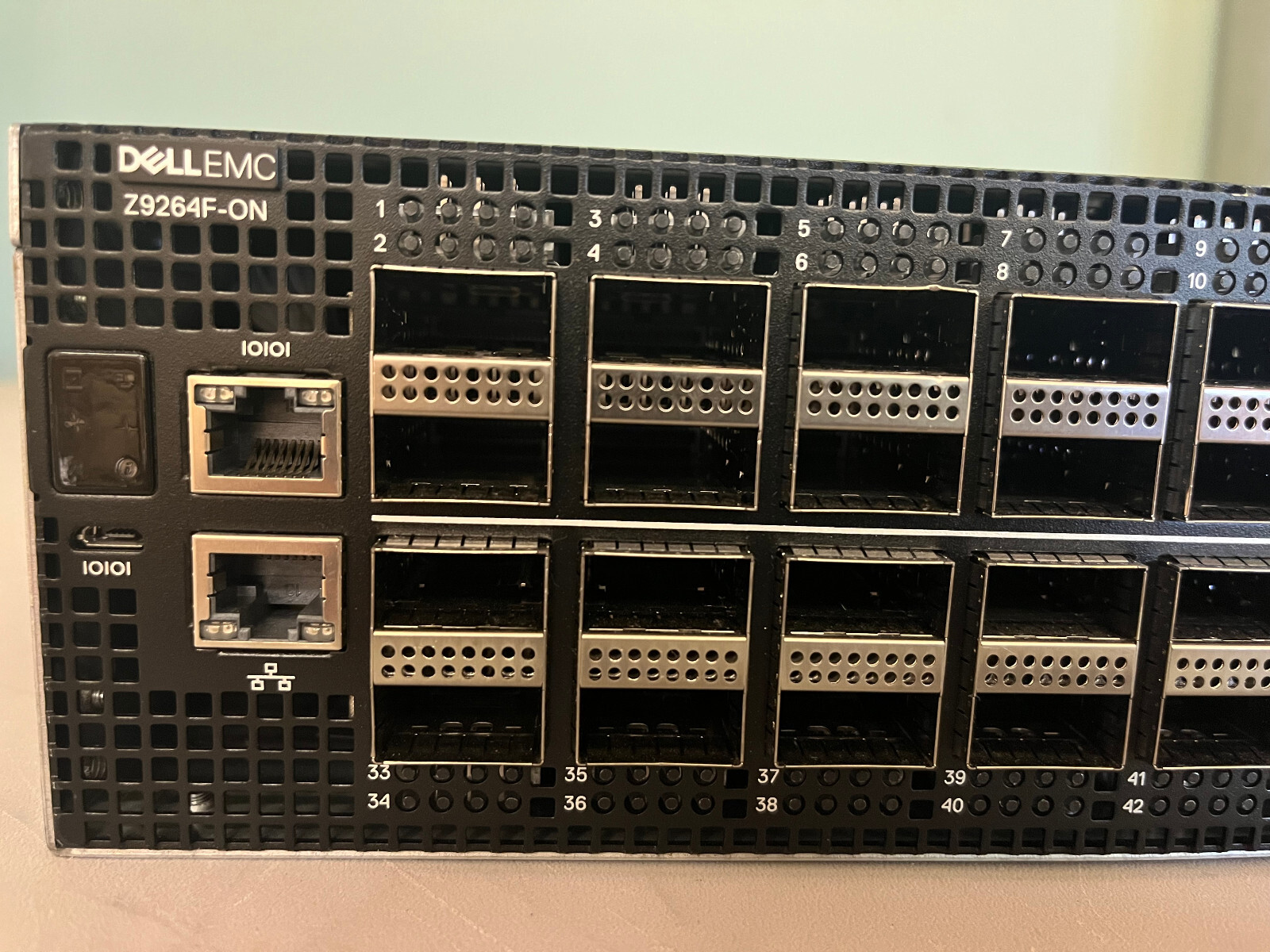 Dell PowerSwitch Z9264F-ON - 64 port 100GbE switch w/ 2 PSU Dell PowerSwitch Z9264F-ON - 64 port 100GbE switch w/ 2 PSU