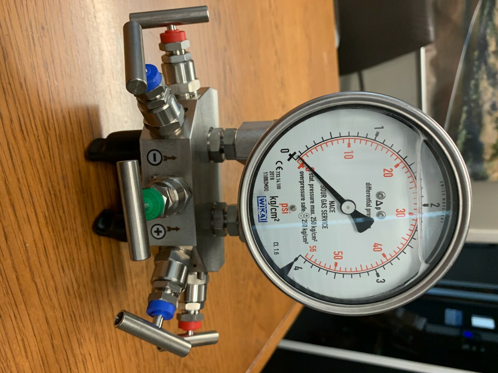 WIKA differential pressure gauge 733.14.100 4KG CM2