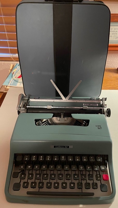 1968 Olivetti Lettera 32 on the Typewriter Database