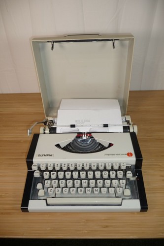 1978 Olympia Traveller de Luxe on the Typewriter Database