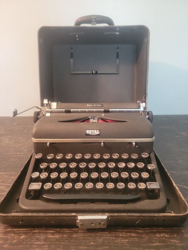 1952 Royal Quiet De Luxe on the Typewriter Database