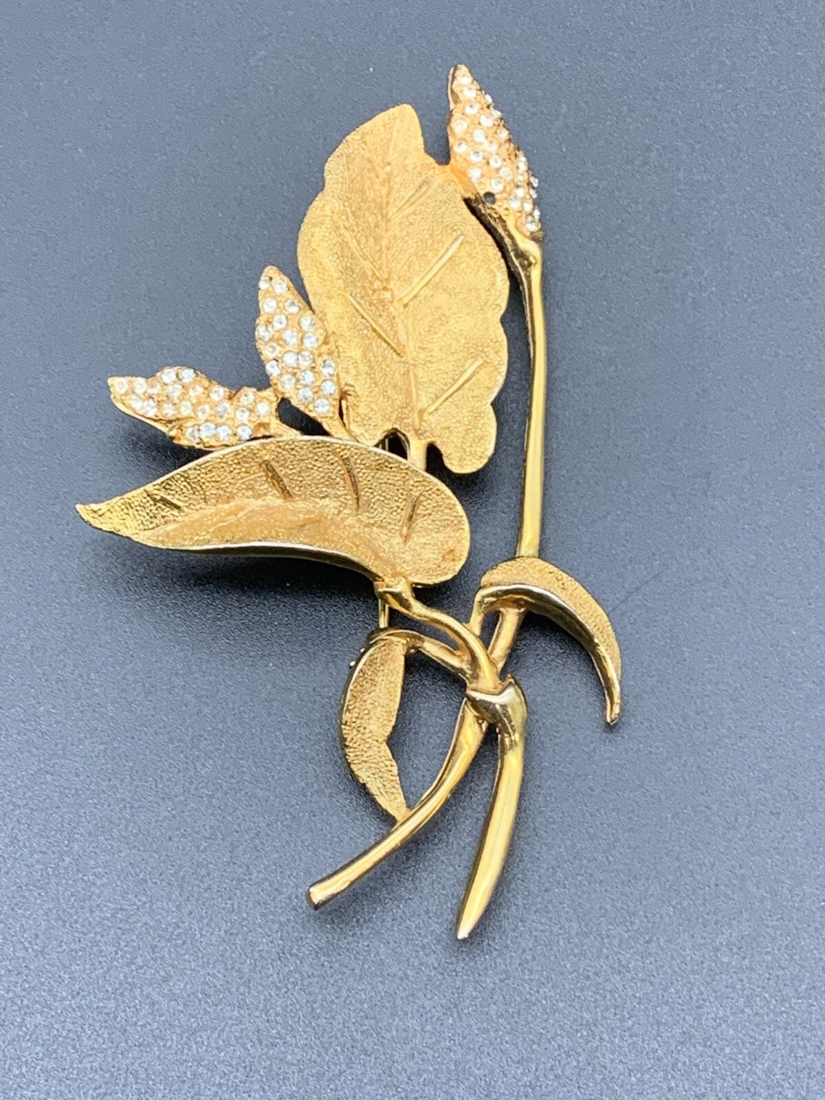 VINTAGE SIGNED HOBE LEAF BROOCH w/ CLEAR RHINESTONES (L381 VINTAGE SIGNED HOBE LEAF BROOCH w/ CLEAR RHINESTONES (L381