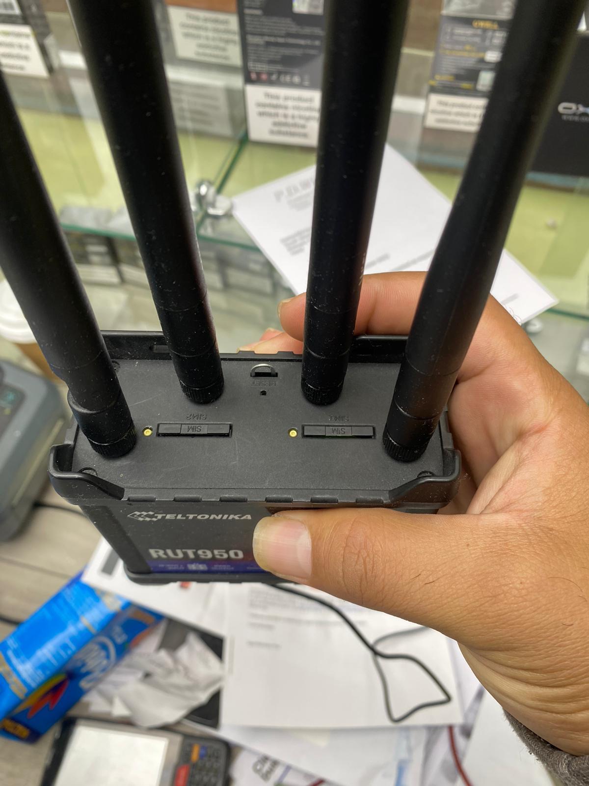 Teltonika RUT950U022C0 RUT950 Wireless Router - Black 5706998780515 ...