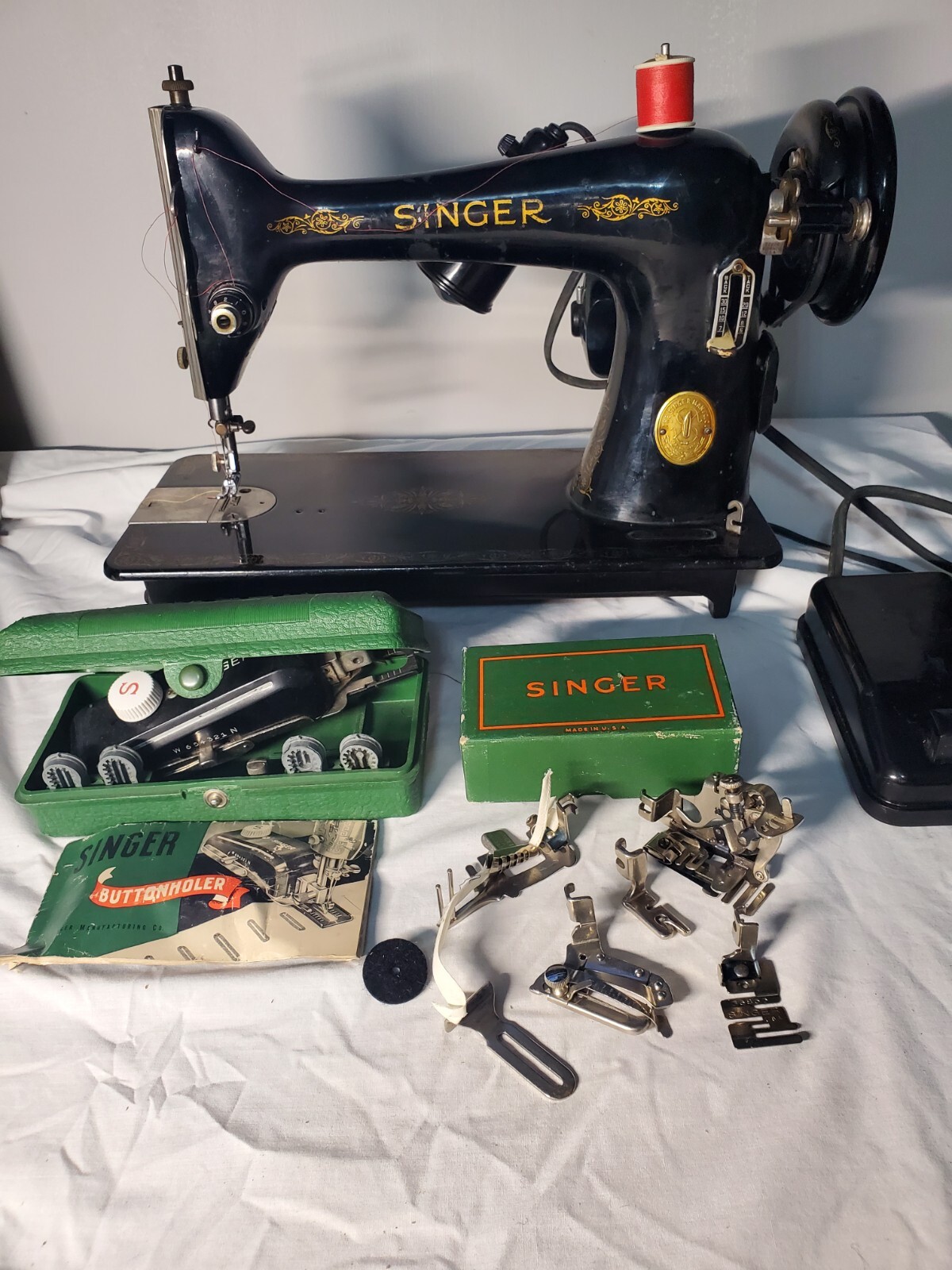 Vintage Singer Sewing machine 66+ hemmer ruffler+attachments (N25