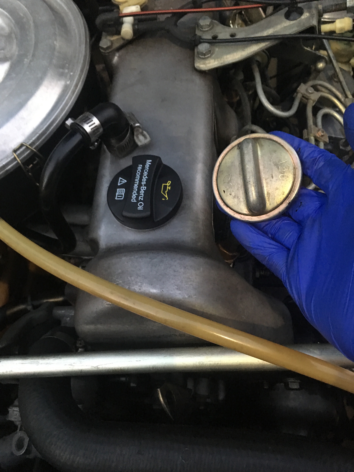 GENUINE MERCEDES 0000101285 Oil Filler Cap Mercedes-Benz E320 E350 C300 ...