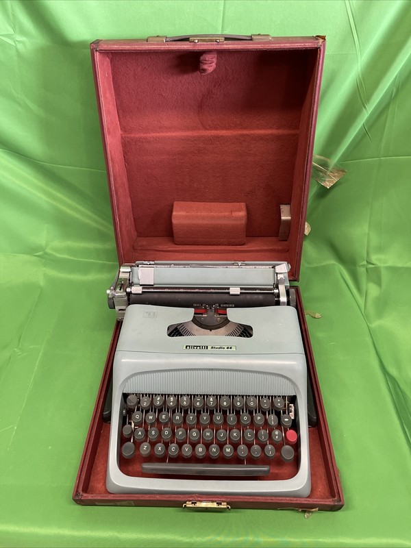 1966 Olivetti Studio 44 on the Typewriter Database