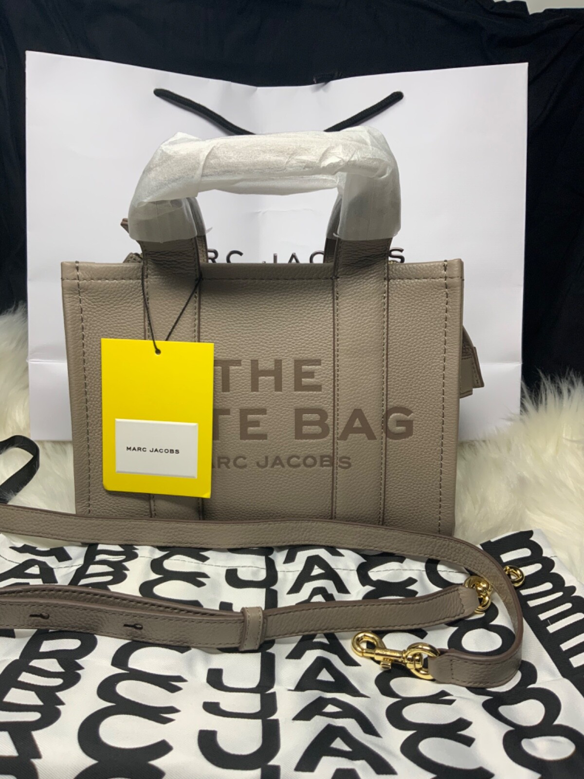 Marc Jacobs Small Tote Crossbody/ 100% Leather The Tote This Marc Jacobs Small Tote Crossbody/ 100% Leather The Tote This