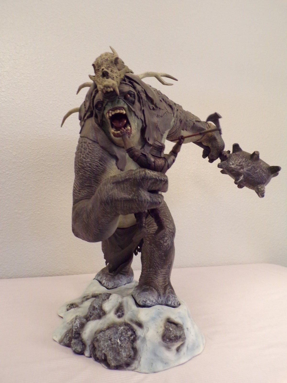 Snow Troll with Dwarf Lord of the Rings Statue Sideshow War in the ...