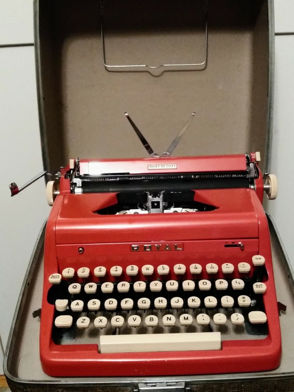 1948 Royal Quiet De Luxe on the Typewriter Database