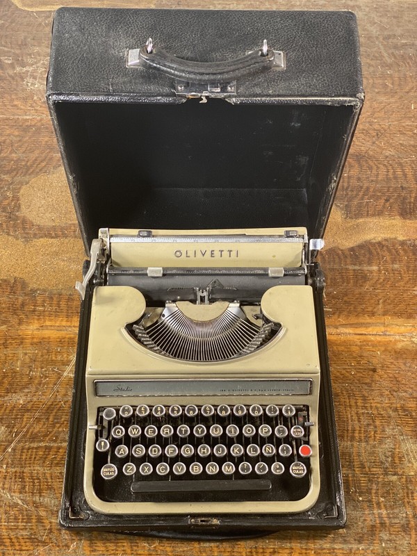 1940 Olivetti Studio 42 on the Typewriter Database