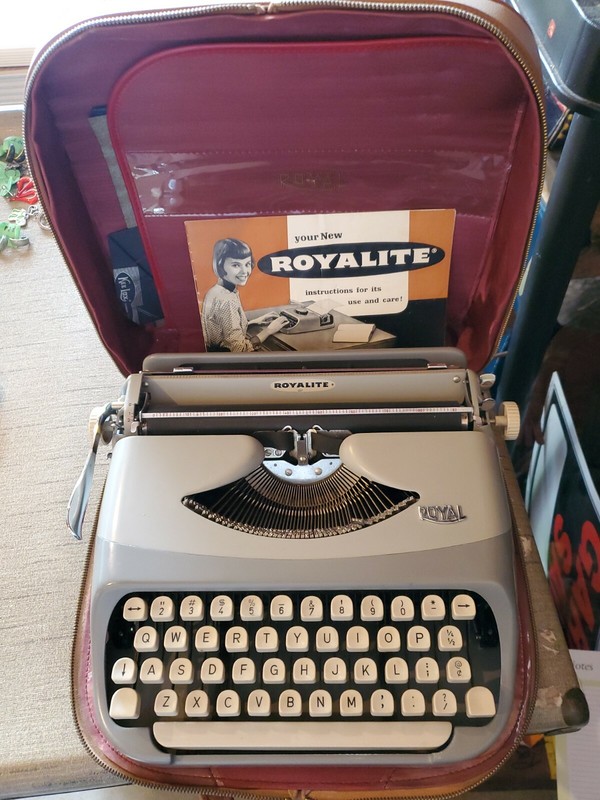 Royal typewriter photos of Royal Royalite by year then serial number by ...
