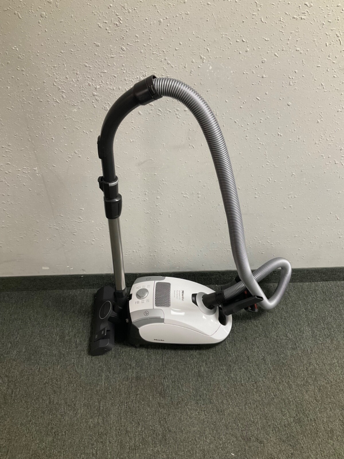 Miele Compact C1 Pure Suction PowerLine Canister Vacuum Miele Compact C1 Pure Suction PowerLine Canister Vacuum