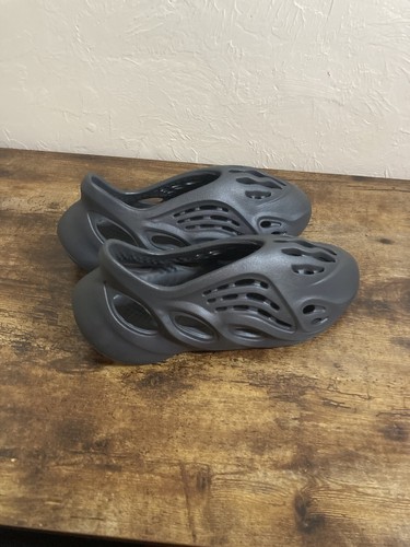 Size 10 Adidas Yeezy Foam Runner RNNR Black Onyx Foamrunner Size 10 Adidas Yeezy Foam Runner RNNR Black Onyx Foamrunner