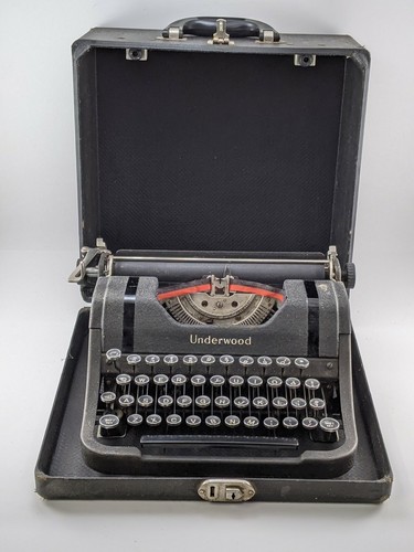 1940 Underwood DeLuxe Leader on the Typewriter Database