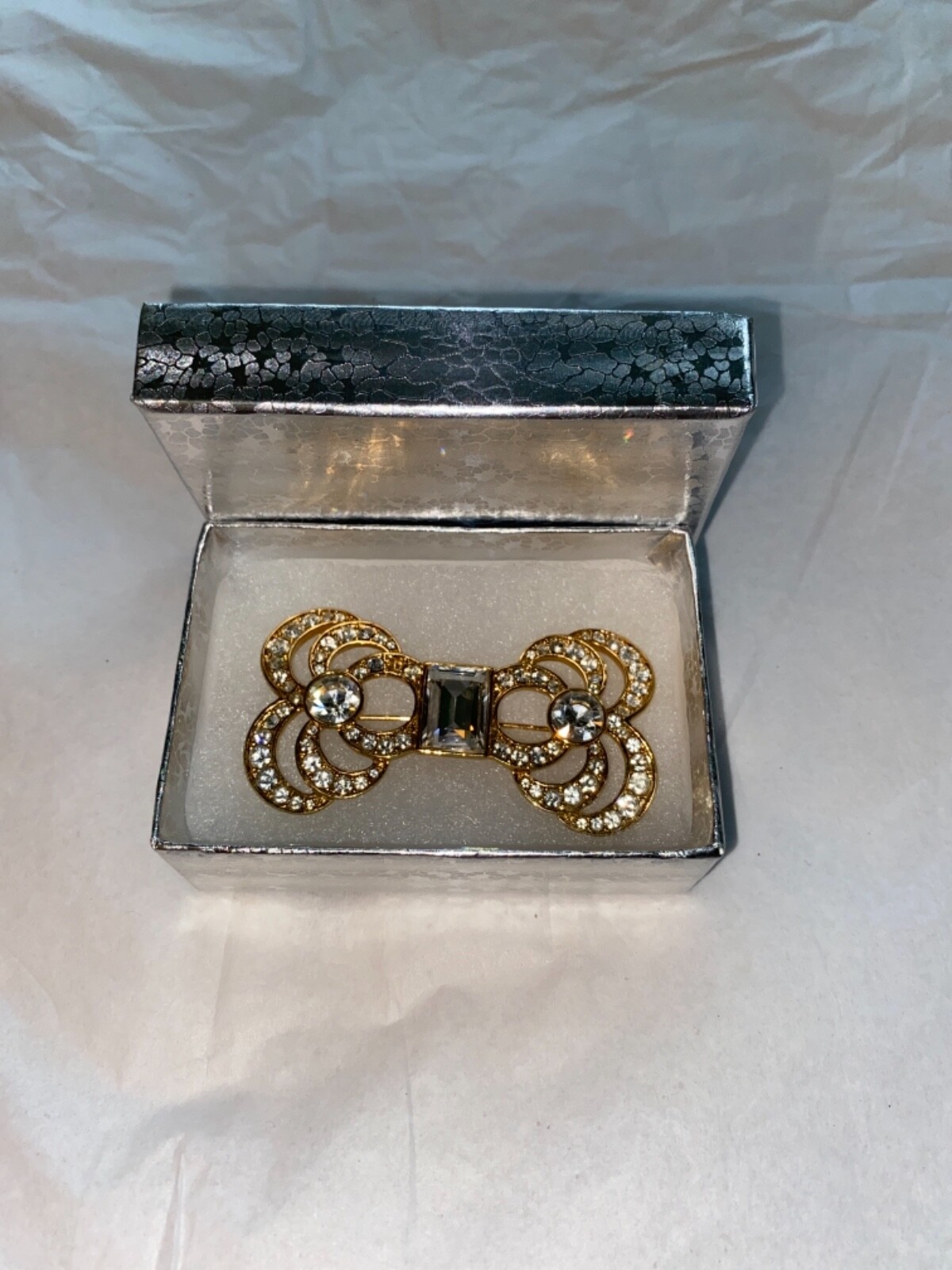 MONET GOLD-TONE AND CRYSTAL BROOCH VINTAGE BOW SHAPE RAREのeBay公認海外通販｜セカイモン
