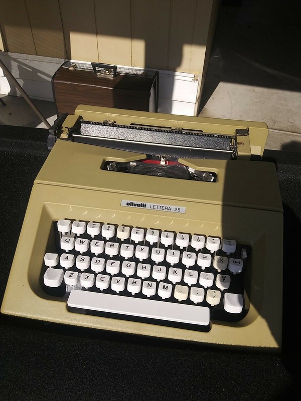1975 Olivetti Lettera 25 on the Typewriter Database