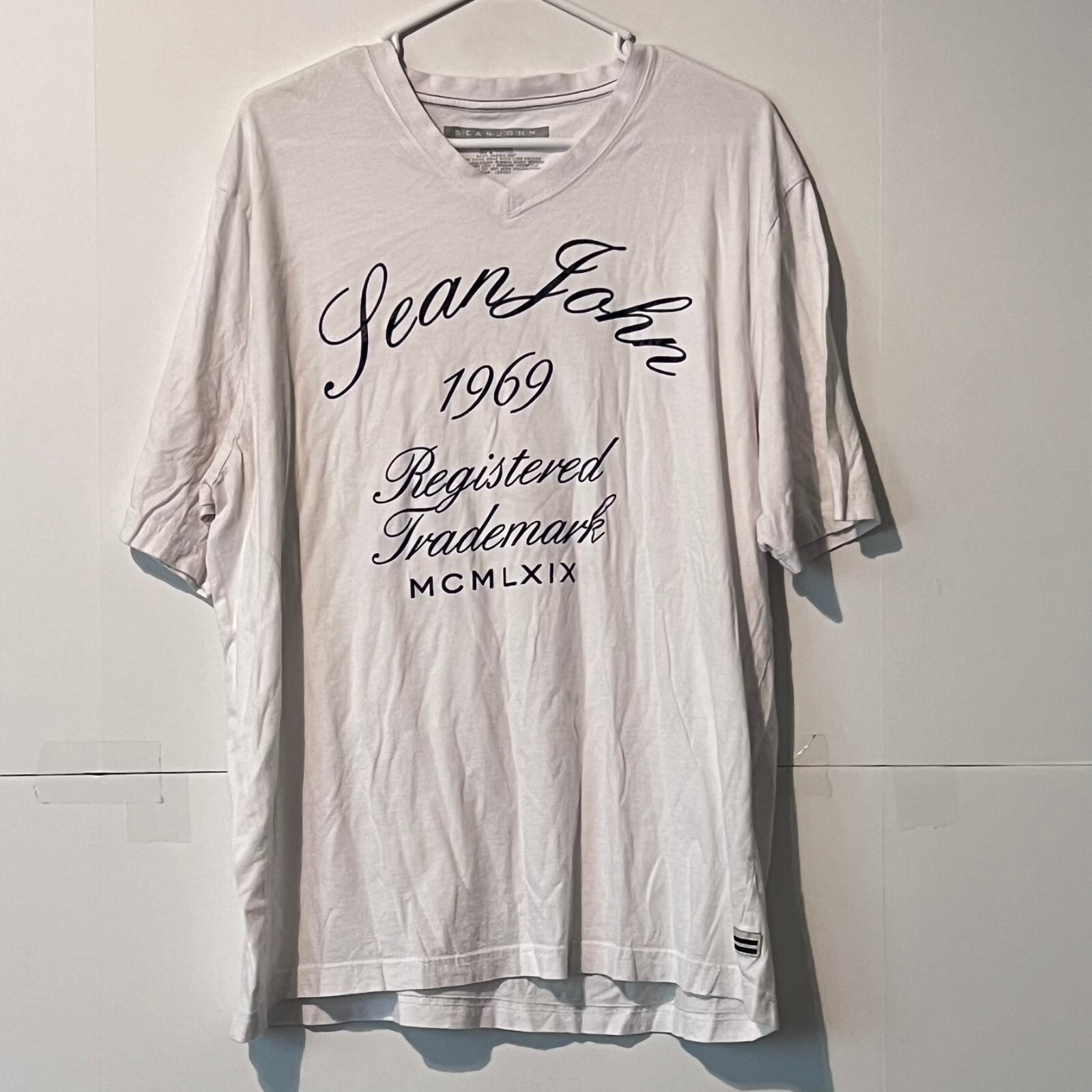 Sean John Mens T-Shirt Size 2XL White Graphic Print 1969 V Sean John Mens T-Shirt Size 2XL White Graphic Print 1969 V