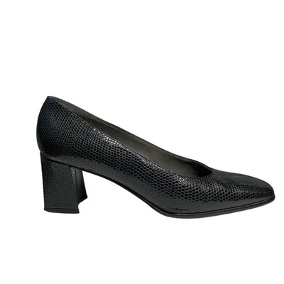 Stuart Weitzman Spring 2010 Ad Campaign - nitrolicious.com