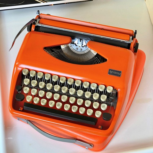 Triumph typewriter photos of Triumph Tessy by year then serial number ...