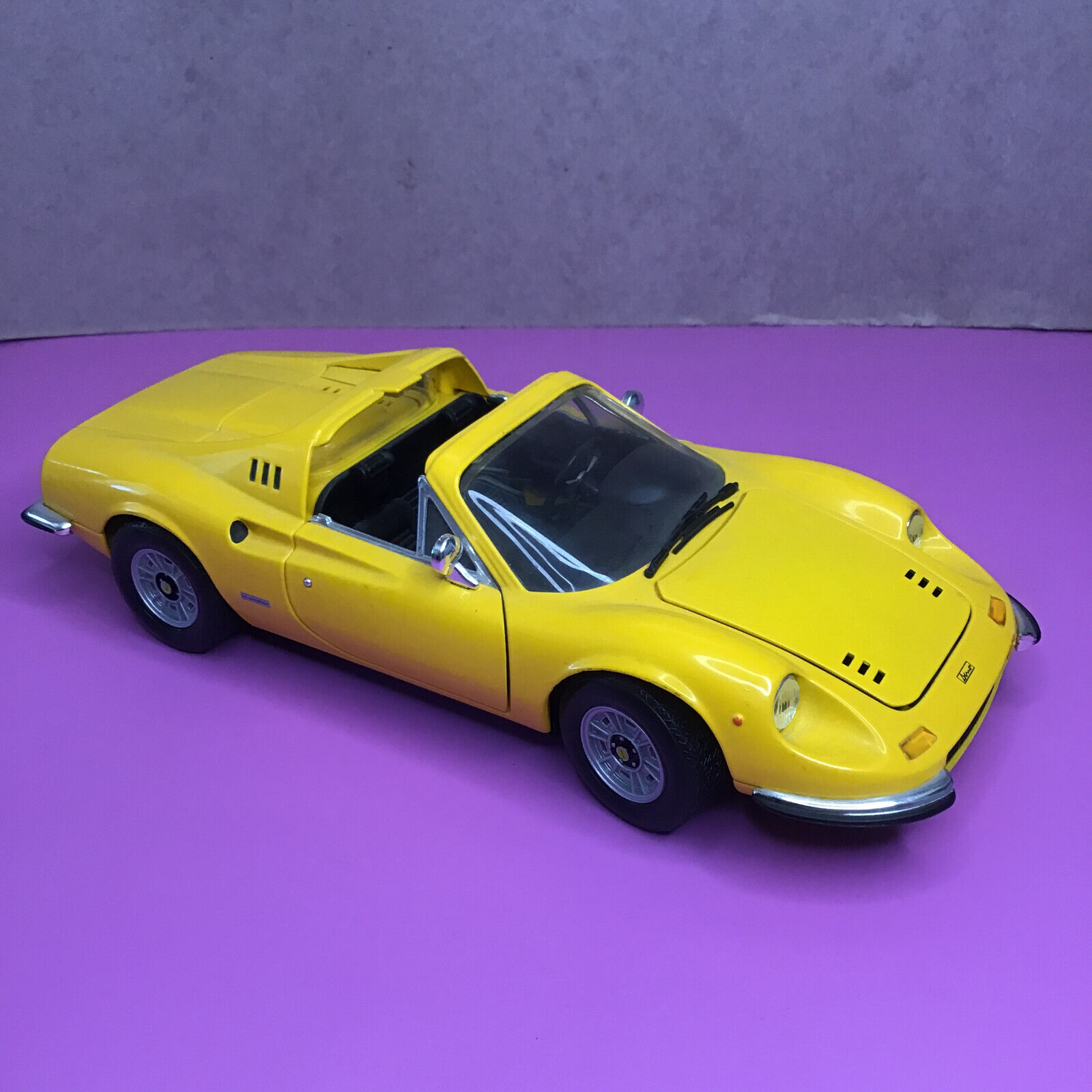 Hot Wheels Ferrari Dino 246 GTS Yellow 1:18 DieCast 1998 Hot Wheels Ferrari Dino 246 GTS Yellow 1:18 DieCast 1998