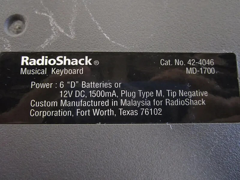 Radio Shack MD-1700 Keyboard with Music stand and