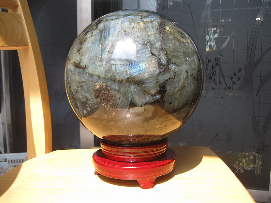 Crystal-Ball-Buying-Guide- Crystal-Ball-Buying-Guide-