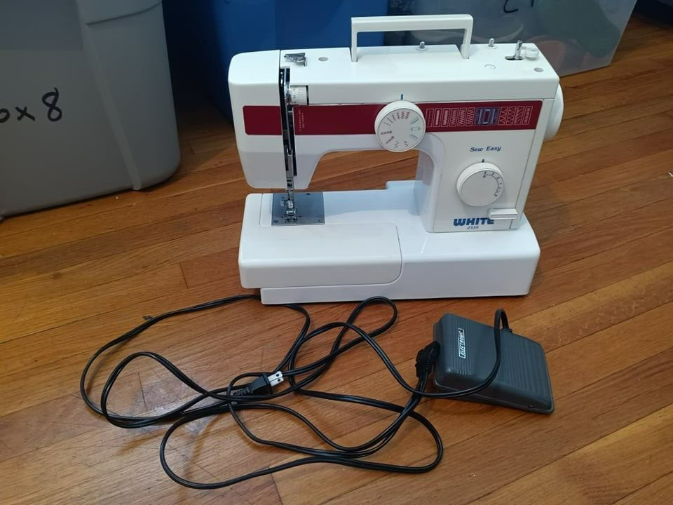 Used WHITE Sew Easy Sewing Machine Model 2335