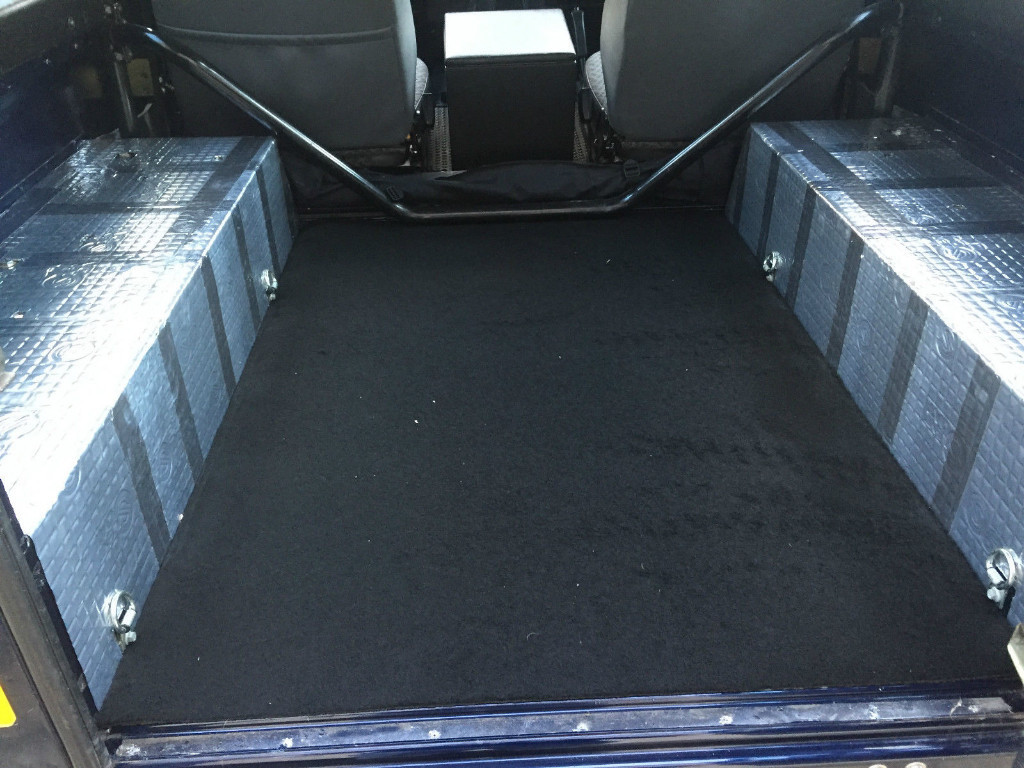 04 Land Rover Defender 90 TD5 County Station Oslo Blue | ThinkCar