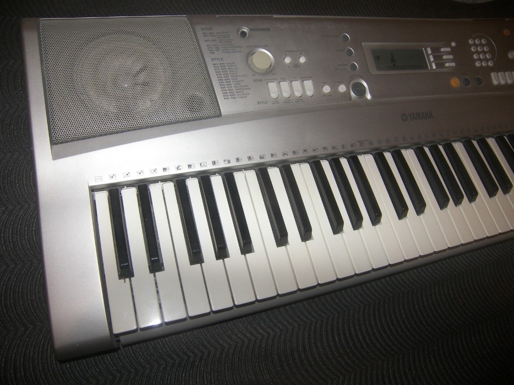 Yamaha PSR E303 , 61 Keys , Educational Piano Keyboard with 482 Voices ...